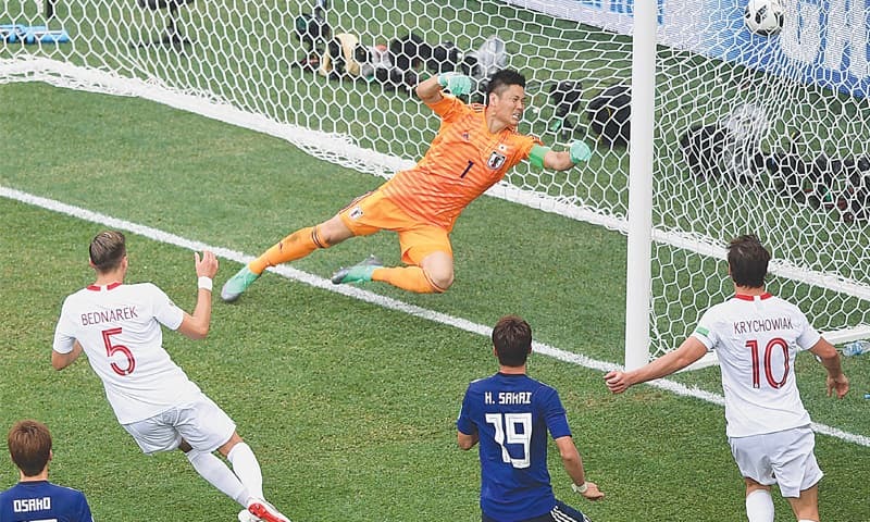 Losers Japan booed off but still make knockout round - Newspaper - DAWN.COM