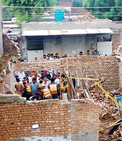 Four killed as roofs collapse during rain - Newspaper - DAWN.COM