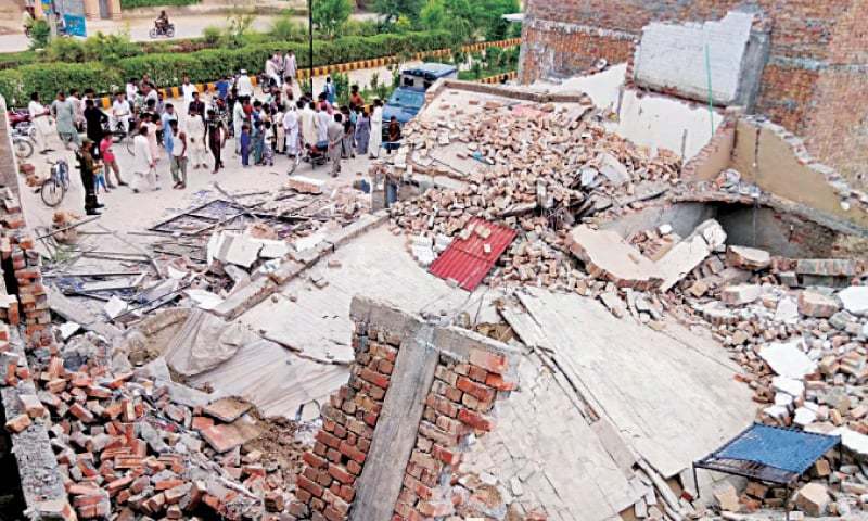 Building of ‘illegal’ marriage hall collapses - Newspaper - DAWN.COM
