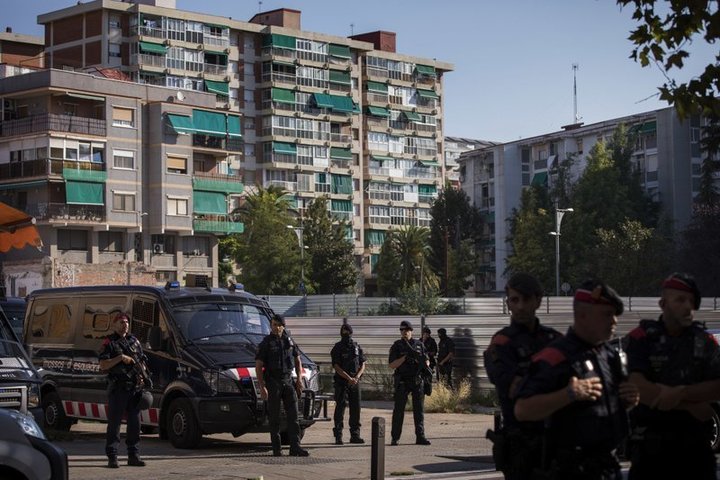 Spanish police shoot man dead in suspected terror attack - World - DAWN.COM