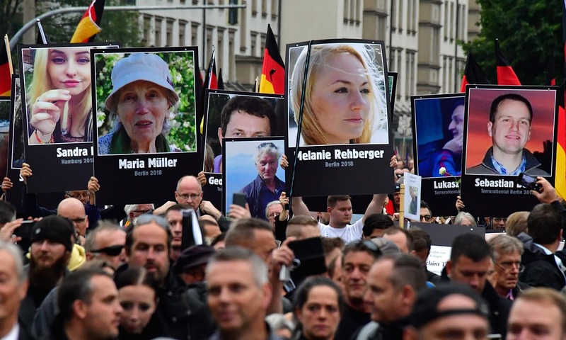 18 injured in German protests for and against migrants - World - DAWN.COM