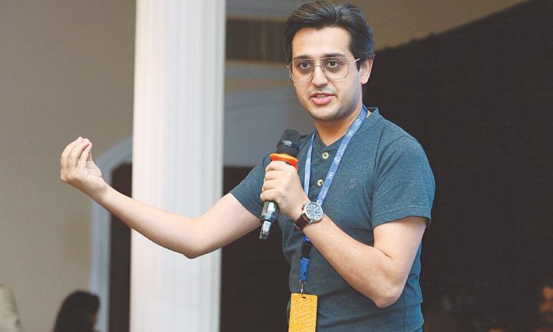 Shafaat Ali has audience in stitches with mimicry - Newspaper - DAWN.COM