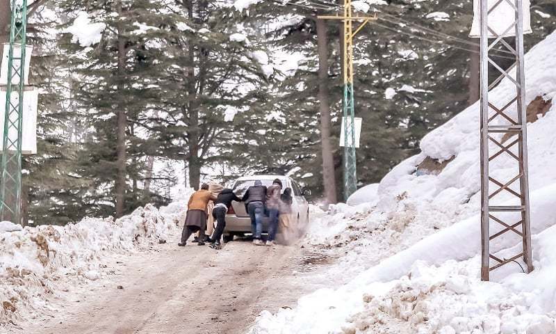 Authorities urged to clear snow from Kalam Road - Newspaper - DAWN.COM