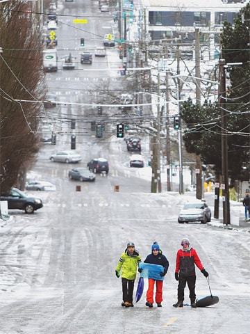 Rare snow falls on Seattle as US midwest thaws from cold blast ...