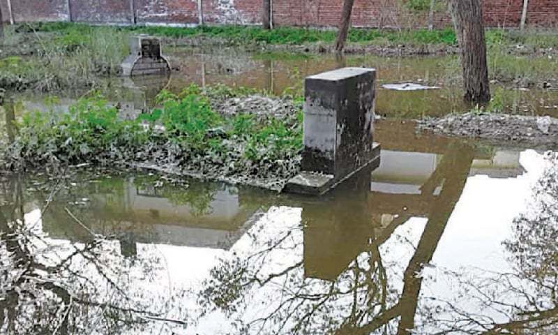 Over 100 graves collapse because of sewage overflow - Newspaper - DAWN.COM