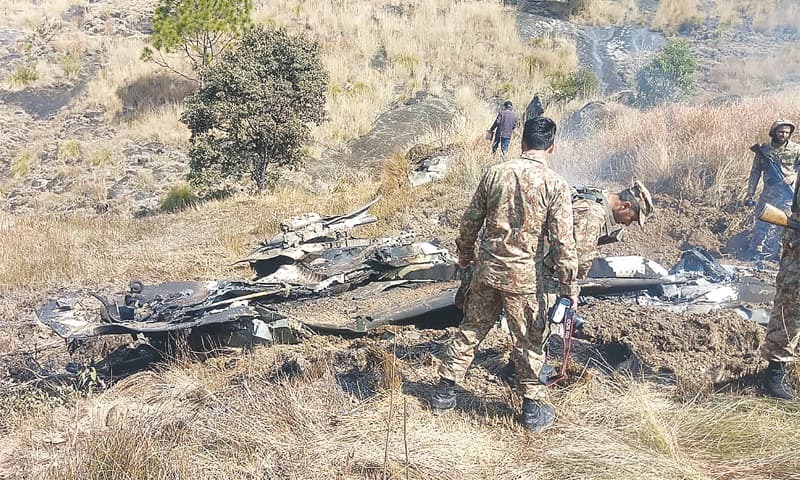 Two Indian fighter jets downed, pilot captured - Newspaper - DAWN.COM