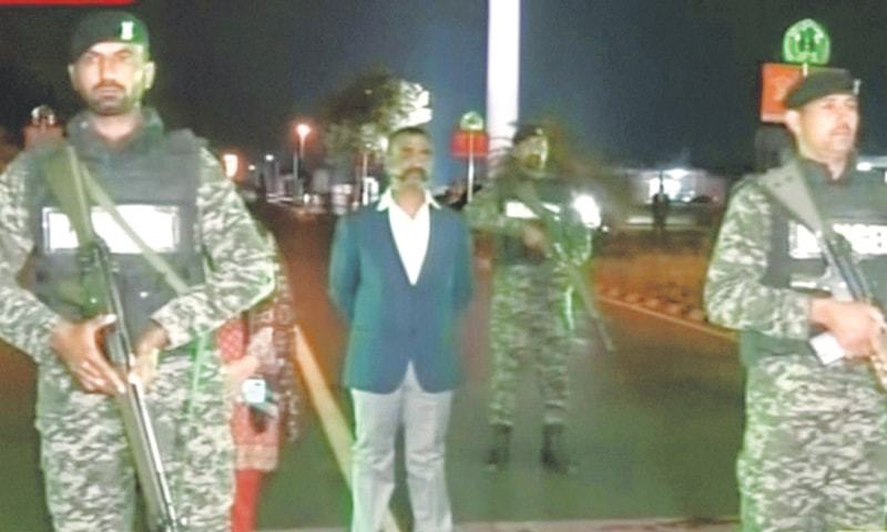 Pakistan sends captured Indian pilot back home in bid to defuse tension ...