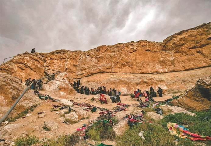 Hundreds trudge out of last IS stronghold in Syria - Newspaper - DAWN.COM