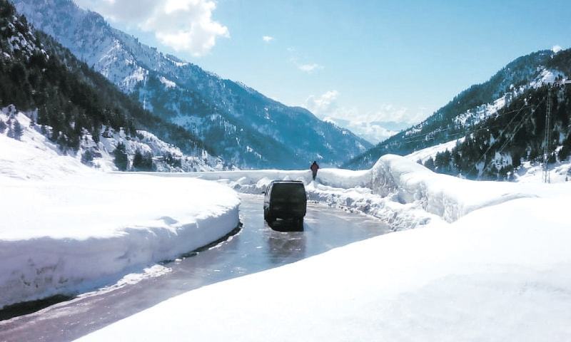 Tourists throng snow-capped Lowari Pass - Pakistan - DAWN.COM