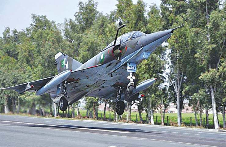 PAF fighter planes carry out off-runway operations - Newspaper - DAWN.COM