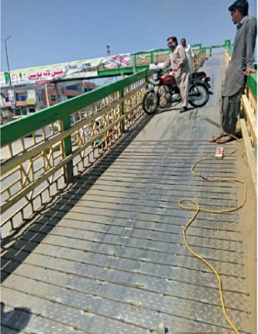 Citizens fix hazardous passage on their own - Newspaper - DAWN.COM