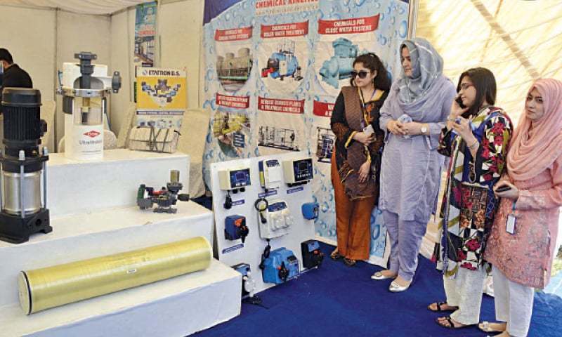 500 UET students present projects at career fair - Newspaper - DAWN.COM