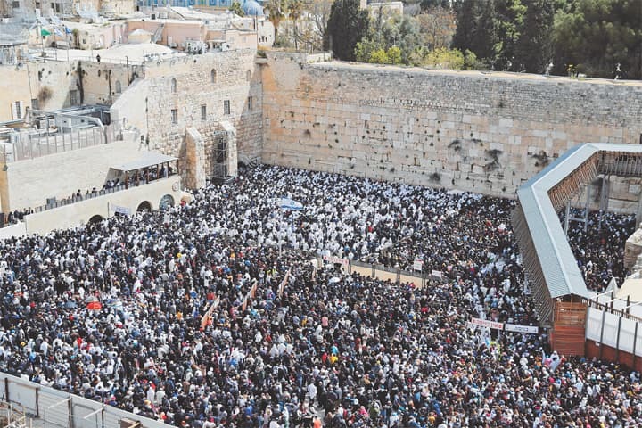 Thousands attend Passover blessing at Western Wall - Newspaper - DAWN.COM