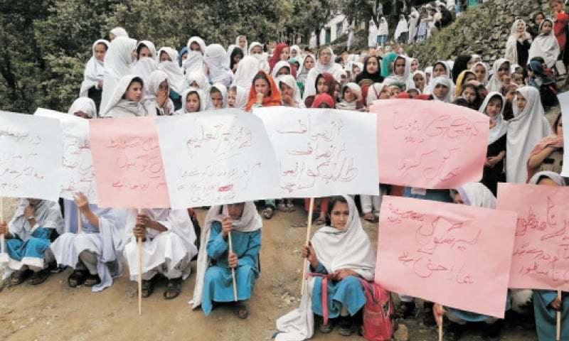 Villagers protest shifting of classes from school - Newspaper - DAWN.COM