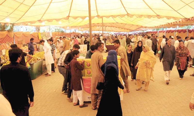 Minister inspects arrangements at bazaars - Newspaper - DAWN.COM