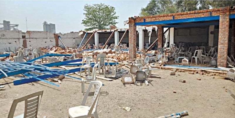 Over 40 injured as hall roof collapses - Newspaper - DAWN.COM