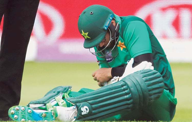 Imam escapes serious injury after painful blow - Sport - DAWN.COM