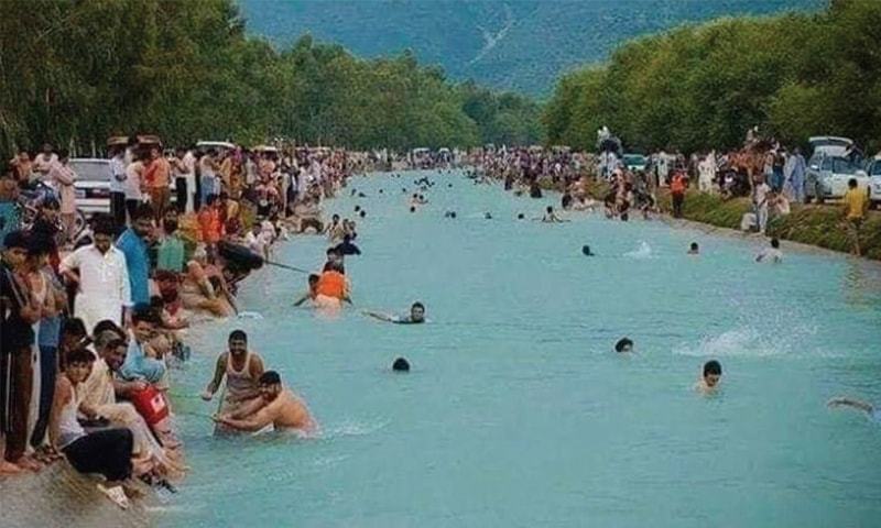People throng canals to beat the heat in Swabi - Newspaper - DAWN.COM