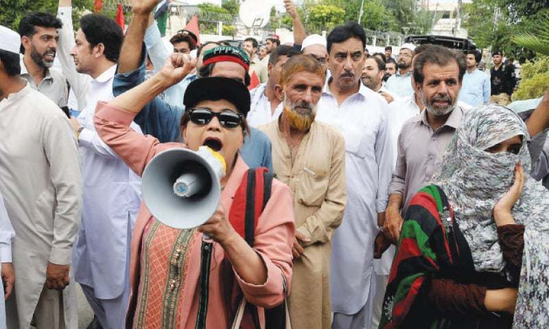 PPP workers take to streets against Zardari’s arrest - Newspaper - DAWN.COM