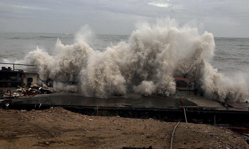 225,000 evacuated as storm heads for Gujarat - World - DAWN.COM