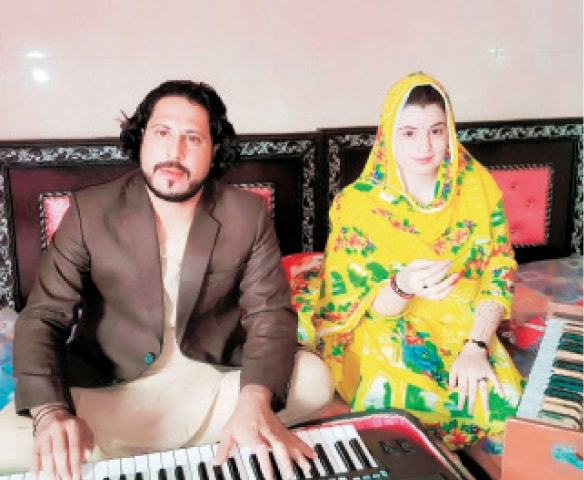 Brother-sister duo gains widespread popularity in folk music ...