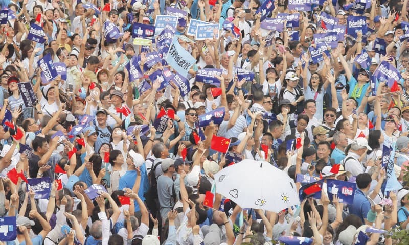 Clashes after rally in support of Hong Kong police - Newspaper - DAWN.COM