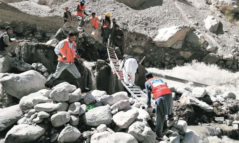 3,000 stranded in flood-hit Chitral area - Newspaper - DAWN.COM