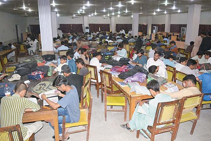 Readers compete with each other over limited space, books in Sir ...