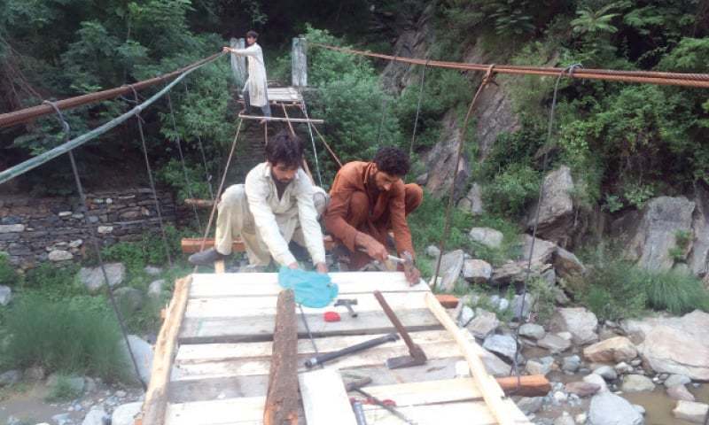 People rebuild bridge on self-help basis - Newspaper - DAWN.COM