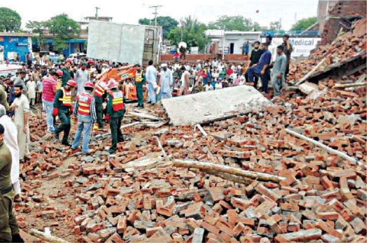 Two die as roof of building collapses - Newspaper - DAWN.COM