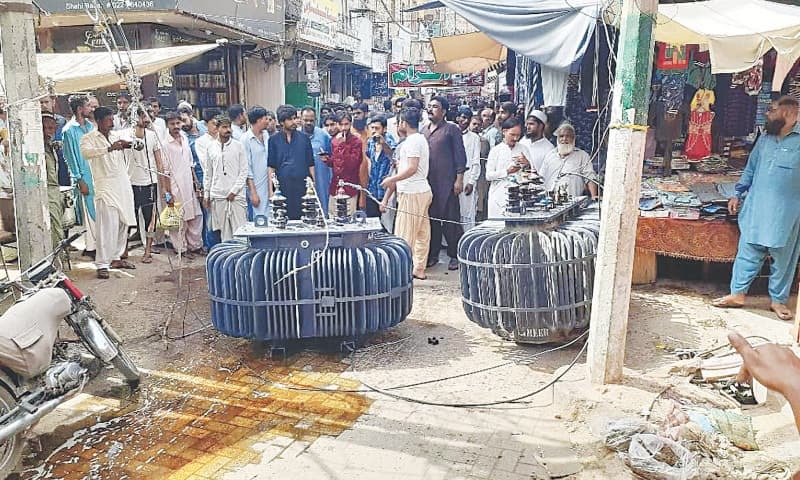 Two PMTs fall down in Hyderabad’s busy Shahi Bazaar - Pakistan - DAWN.COM