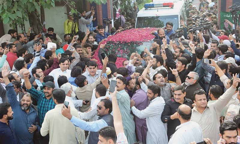 Nawaz moves to ‘Jati Umra ICU’ on doctors’ advice - Newspaper - DAWN.COM