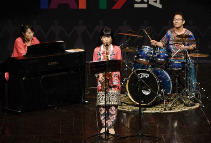 Japanese artists bring fusion music to art festival - Newspaper - DAWN.COM