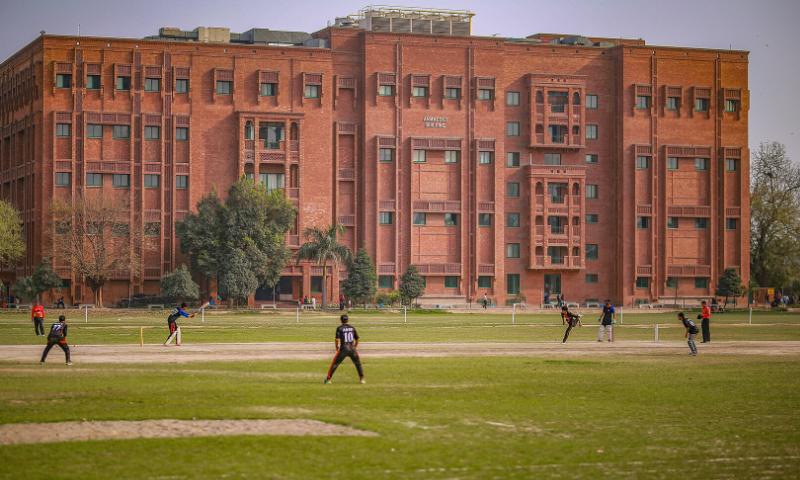 The 'Forman Experience' program acclimates freshmen to various academic ...