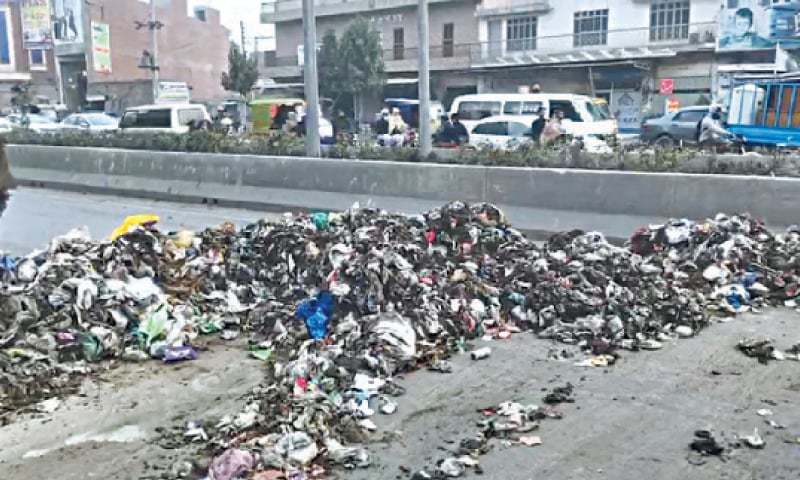 Residents litter road in protest against FWMC - Newspaper - DAWN.COM