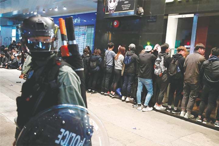 Massive Hong Kong rally ends in clashes - Newspaper - DAWN.COM