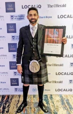 Lawyers’ bodies praise award-winning solicitor - Newspaper - DAWN.COM