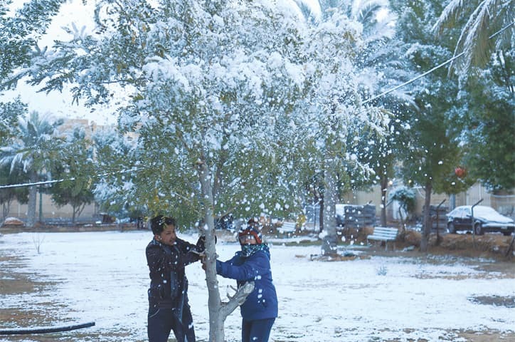Rare snowfall carpets Karbala, Baghdad - Newspaper - DAWN.COM