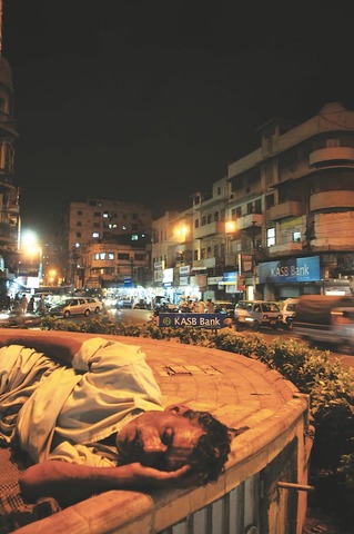 SHELTERLESS IN KARACHI - Newspaper - DAWN.COM