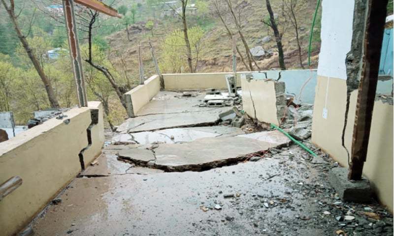 Homes damaged in heavy landslides - Newspaper - DAWN.COM