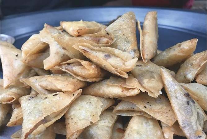 The legendary samosa shop at Karachi University is 49 years old - Local ...