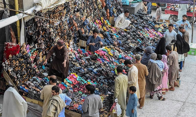 Pakistanis crowd markets as provinces ease coronavirus lockdown ...