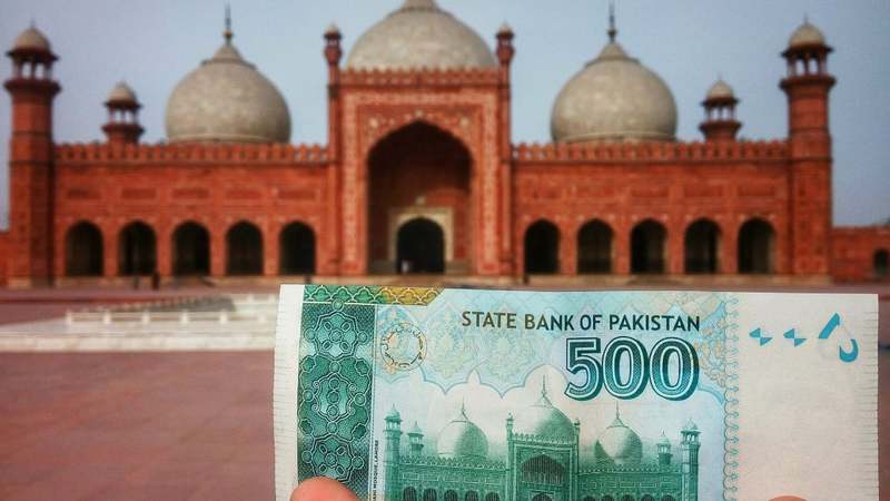 This guy travelled to all the landmarks on Pakistani currency notes ...