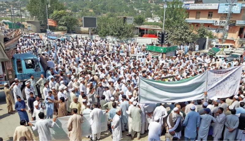 Govt employees go on strike for pay raise - Newspaper - DAWN.COM