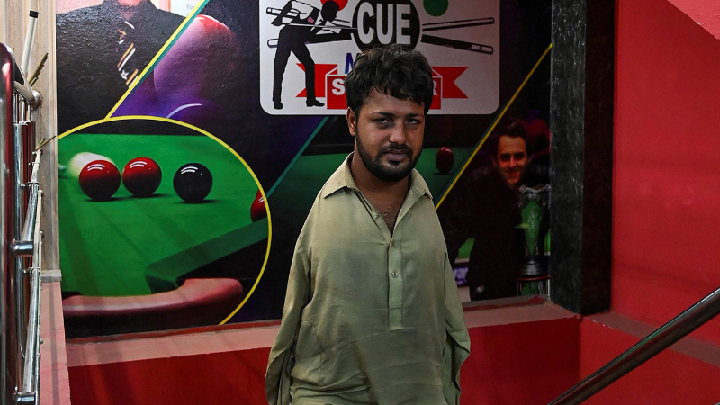 Born without arms, Pakistani snooker player masters the game - Pakistan ...