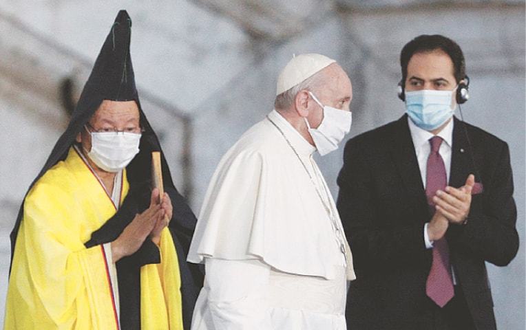 Pope wears mask for first time at public event - Newspaper - DAWN.COM