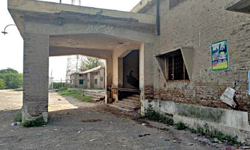 Rickety Gojra railway station building poses a threat - Newspaper ...