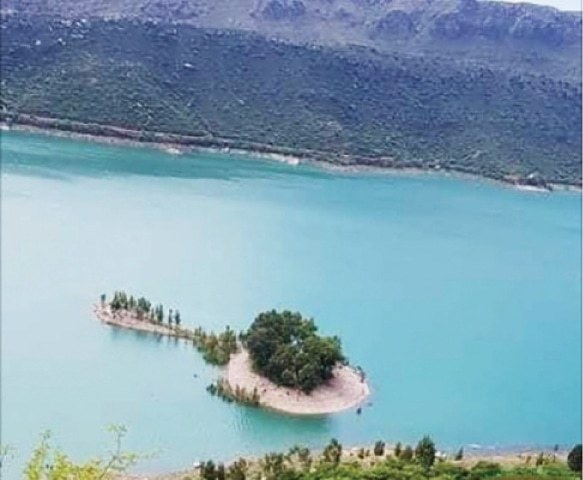 Tanda Dam with a natural island attracts tourists - Newspaper - DAWN.COM