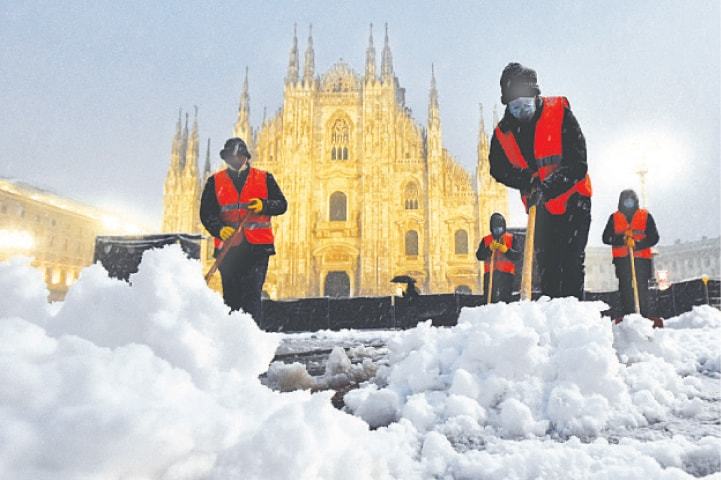 Rare snowfall blankets locked-down Milan - Newspaper - DAWN.COM