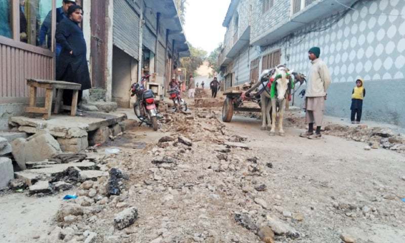 Dug-up roads cause inconvenience to Kohat people - Newspaper - DAWN.COM